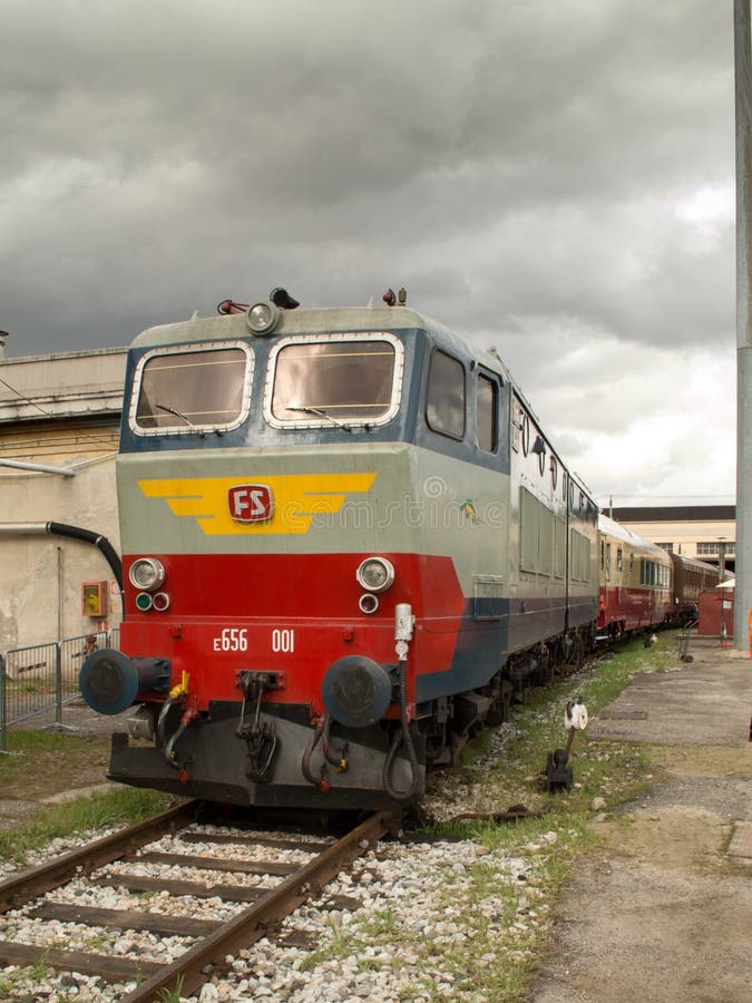 Locomotiva FS E.656 fotografia editorial. Imagem de curso - 39109027