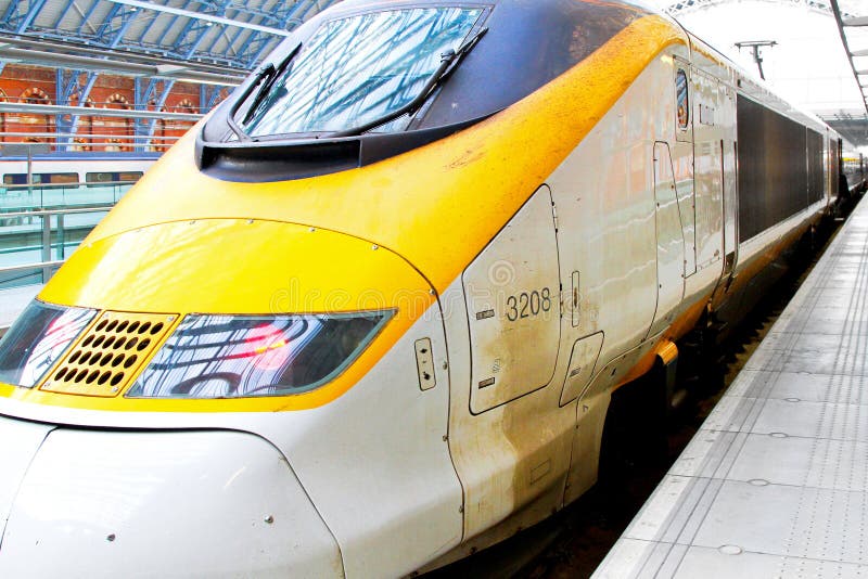 Locomotive de train rapide image stock. Image du vitesse - 13440241