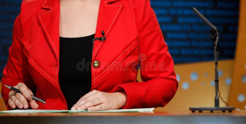 Locutor Que Habla En Estudio De La TV Foto de archivo - Imagen de ...