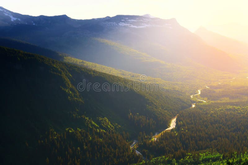 Logan Creek En El Parque Nacional Glacier Foto de archivo - Imagen de ...
