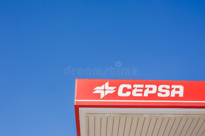 Logo De Cepsa En La Gasolinera De Cepsa Foto de archivo editorial ...