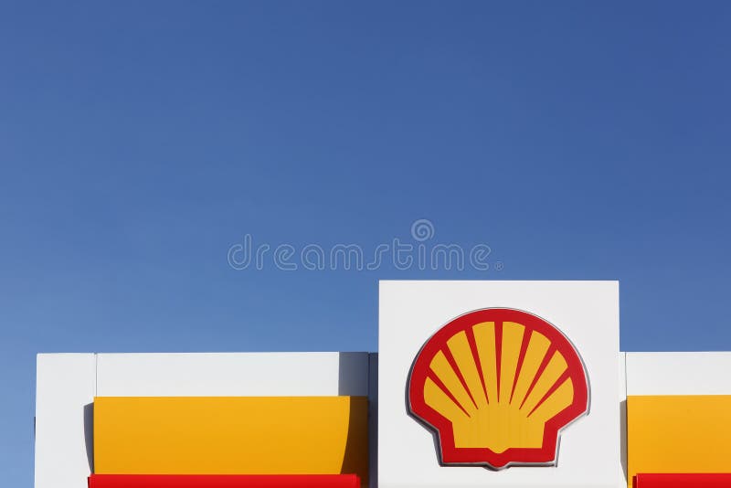 Logo Di Shell Su Una Stazione Di Servizio Immagine Editoriale ...