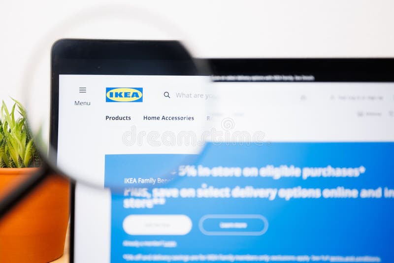 Logo Von Ikea Unter Einer Lupe Wie Eine Website Auf Laptop-Bildschirm ...