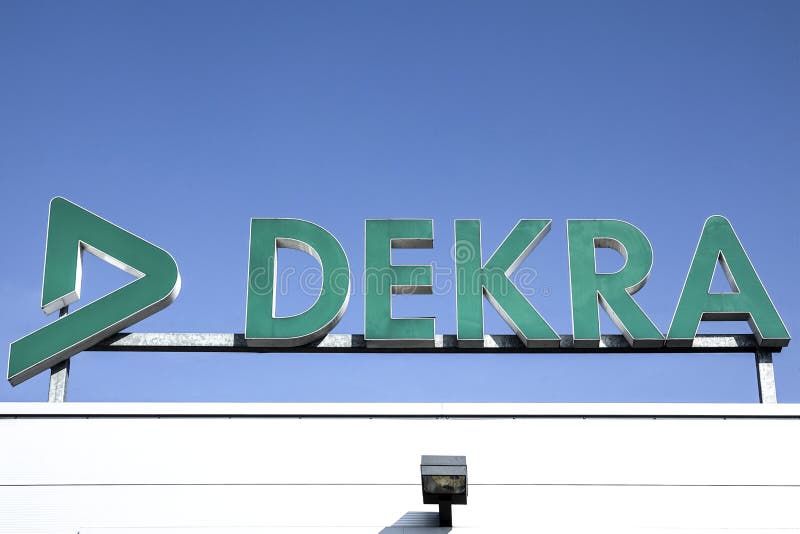 Logotipo De Dekra En Frente De La Tienda En Fondo Del Cielo Azul Foto ...