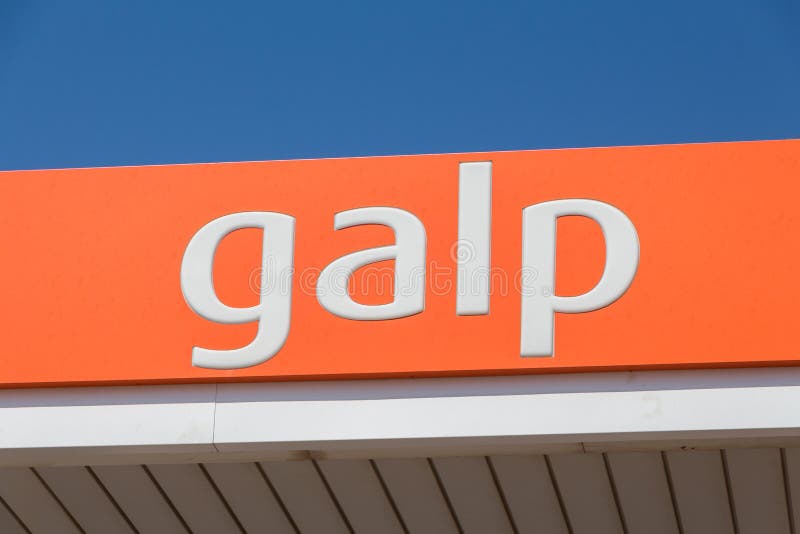 Logotipo De Galp No Posto De Gasolina Do ` S De Galp Fotografia ...
