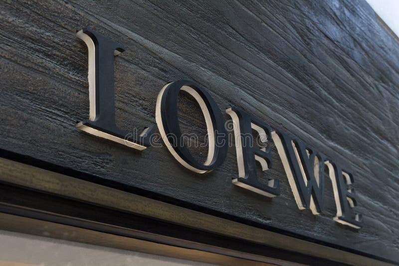 Logotipo De Loewe En El Edificio De Loewe Imagen de archivo editorial ...