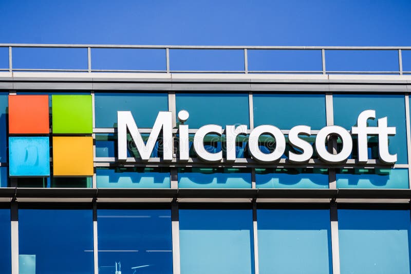 Logotipo De Microsoft En El Edificio De Oficinas De La Compañía Foto ...