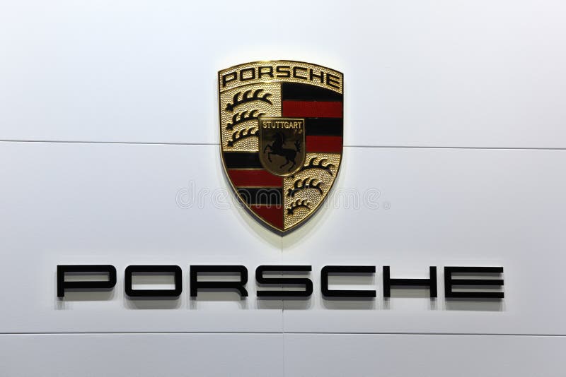 Logo Logotype Sign of Porsche Cercano En Fondo Negro Foto de archivo ...