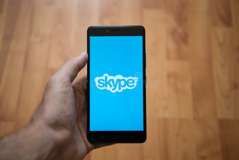 Logotipo De Skype En La Pantalla Del Smartphone En Fondo Amarillo ...