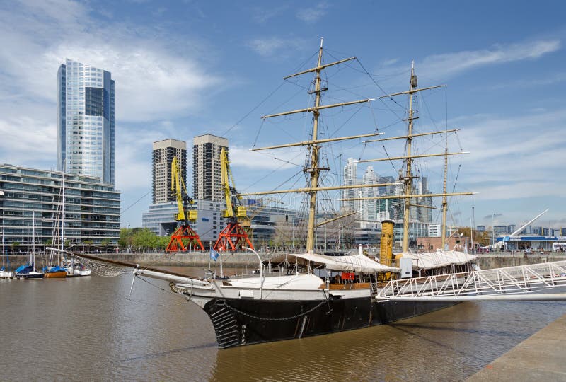 Castillo De Proa Del Buque De Carga Imagen de archivo - Imagen de ...