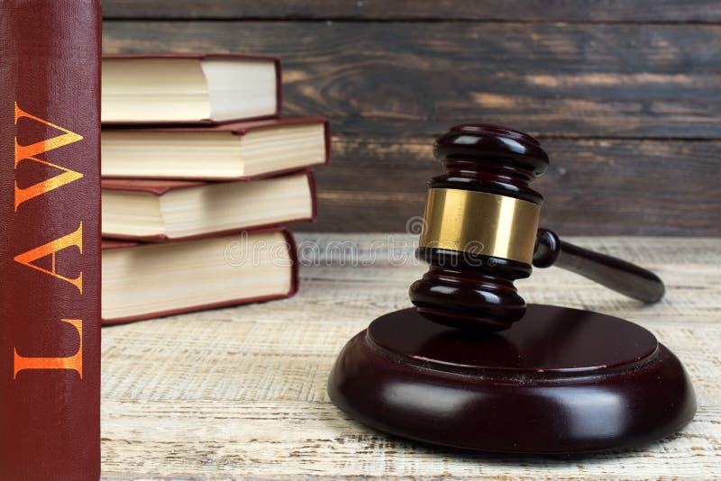 Marteau De Juge Sur Le Livre Sur La Table En Bois Justice Et Concept De