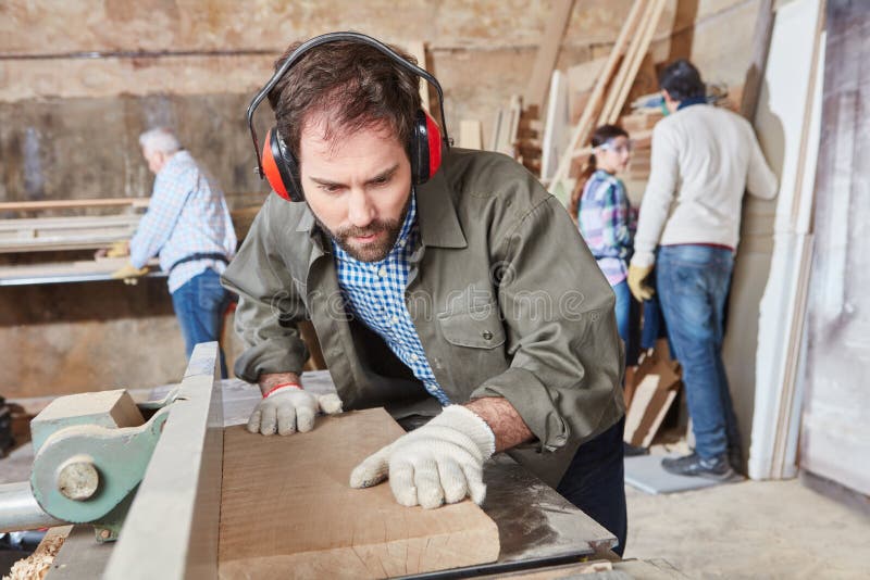 Loja Da Carpintaria Durante O Processamento De Madeira Imagem de Stock ...