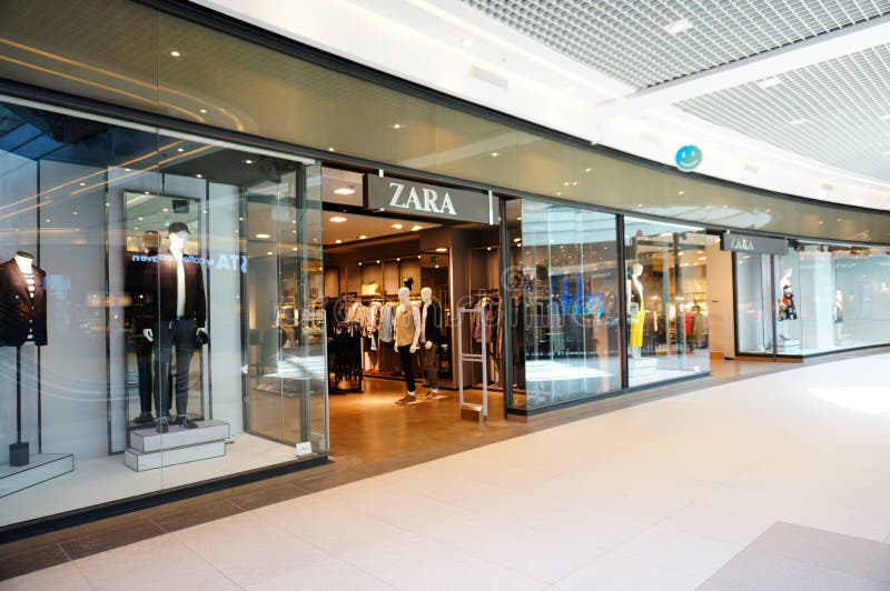 Loja da roupa de Zara imagem de stock editorial. Imagem de entrada ...