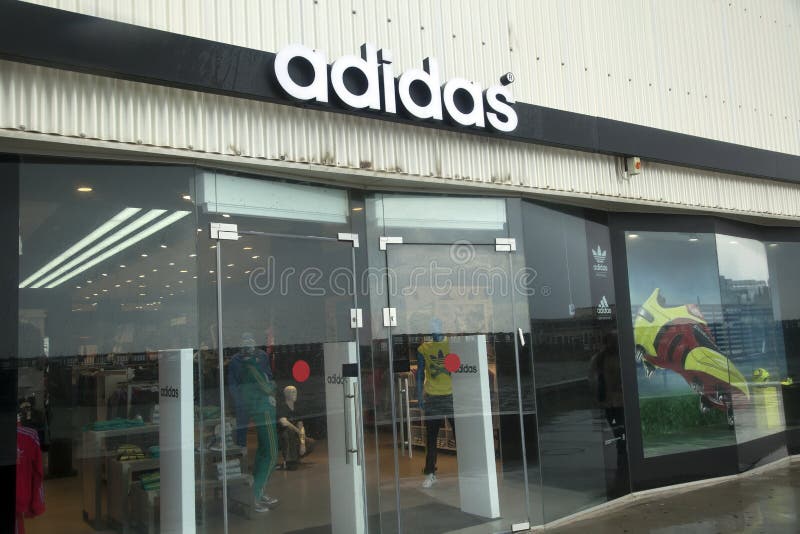 Loja de Adidas fotografia editorial. Imagem de adidas - 30055237