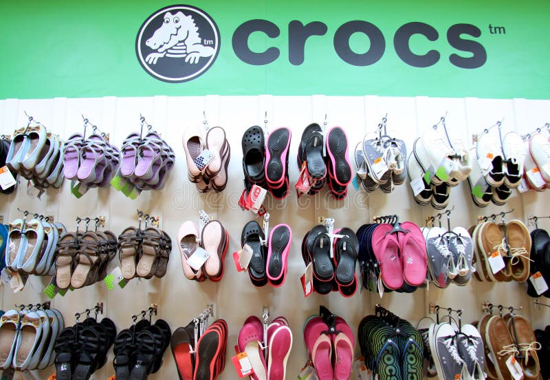 Loja De Crocs Na Alameda De Gaisano Na Cidade De Davao Foto Editorial ...