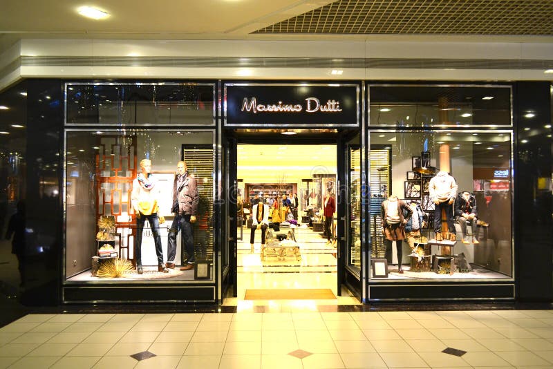 Usos De Moda Feminina Massimo Dutti Em Roma, Itália Fotografia ...