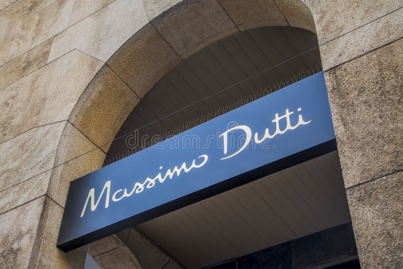 Usos De Moda Feminina Massimo Dutti Em Roma, Itália Fotografia ...