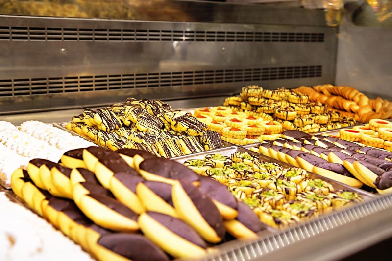 Loja De Pastelaria Com Variedade De Doces Foto de Stock - Imagem de ...