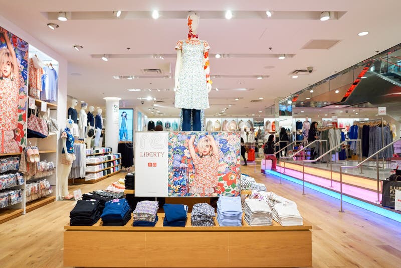 Uniqlo foto editorial. Imagem de americano, centro, moderno - 104546881