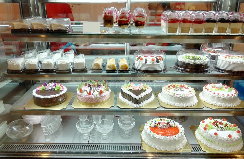 Loja Do Bolo Com Uma Variedade De Bolos Foto de Stock - Imagem de bolos ...