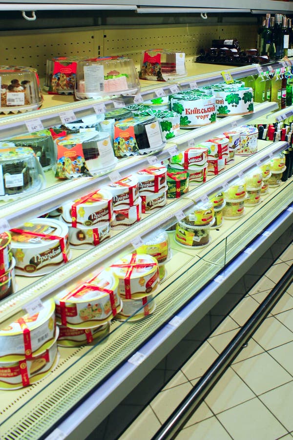 Loja Do Bolo Com Variedade Larga Fotografia Editorial - Imagem de bolos ...