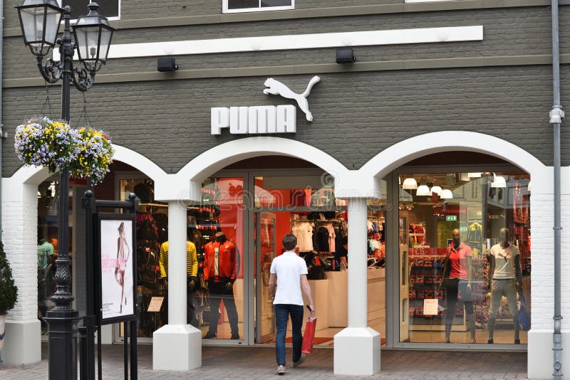 Clientes Que Compram Na Alameda - Loja Do Puma Imagem Editorial ...