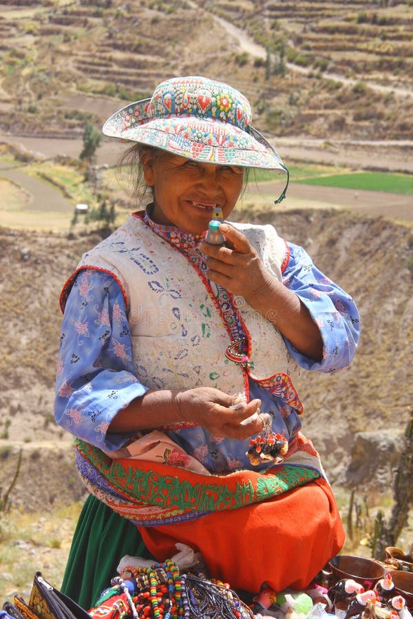 Peruansk Fattig Kvinna Som Ler Med Traditionella Incakl?der ...