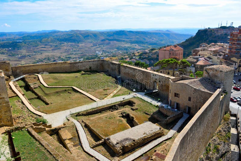 Castle D`Enna Schloss Enn in German Language: Details of the Impressive ...