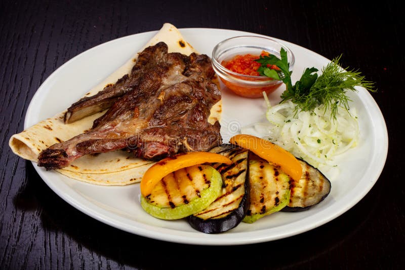 Tagli Del Lombo Dell'agnello Immagine Stock - Immagine di tagli, piatto ...