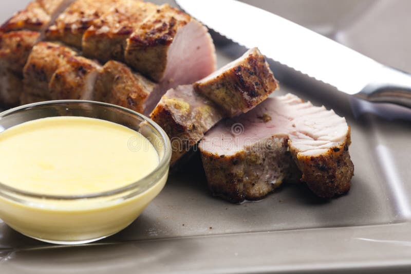 Lomo De Cerdo Asado Con Salsa De Mostaza Foto de archivo - Imagen de ...