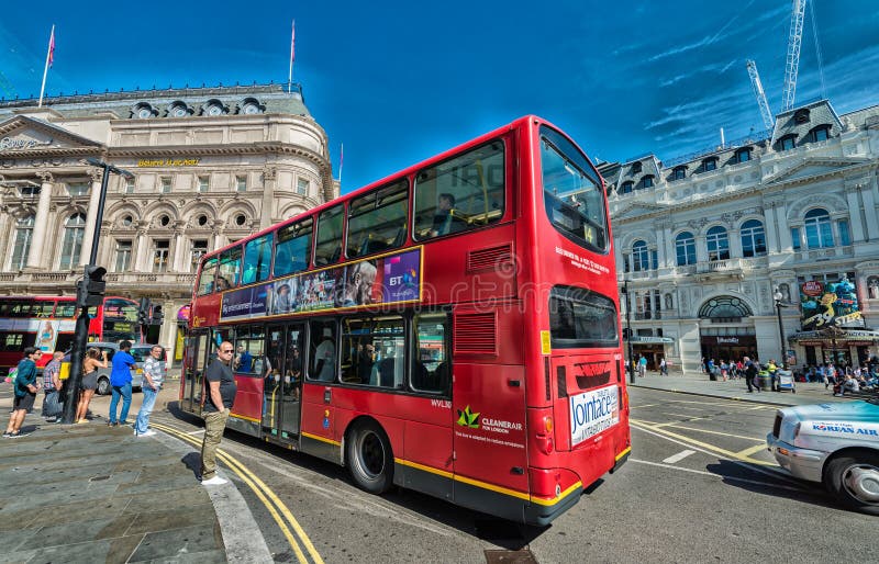 LONDEN - JUNI 11, 2015: Rood Dubbel Decker Bus Langs Stadsstraten ...