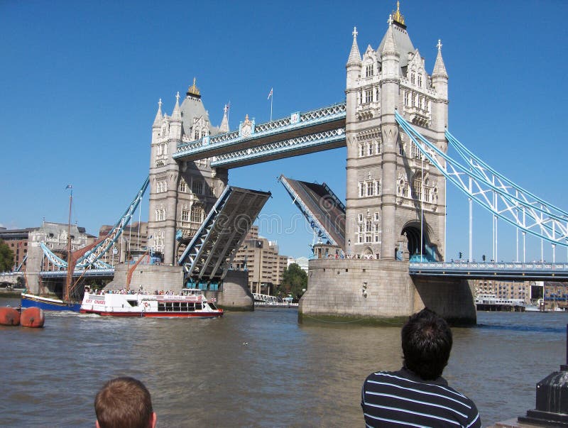 London Bridge editorial image. Image of boat, blue, open - 69177240