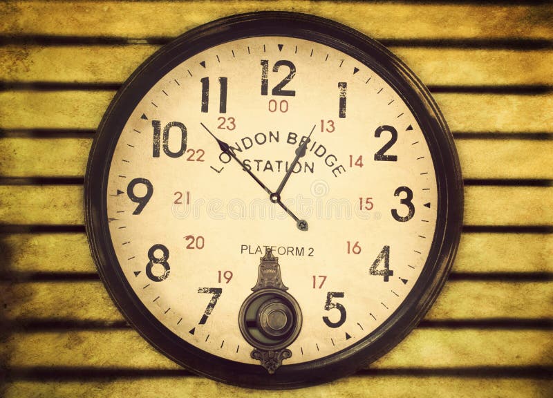 London Bridge Station Clock Stock Image - Image of journey, waiting ...