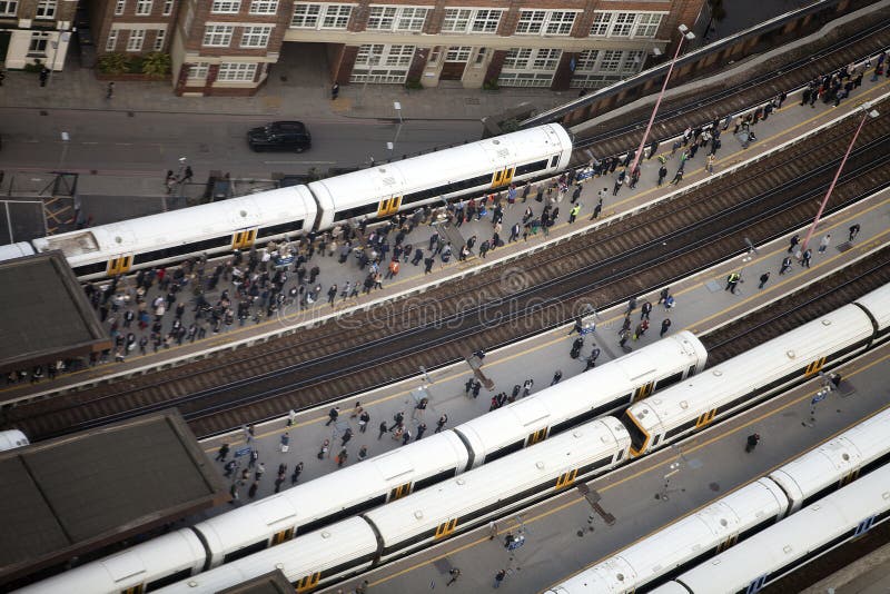 London Bridge Station Platform Editorial Stock Photo - Image of bridge ...