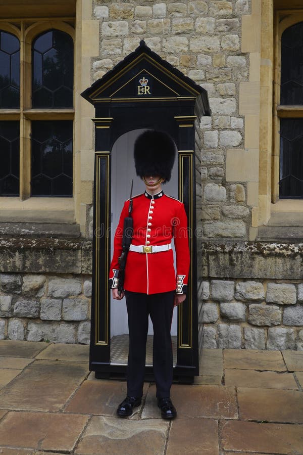 British Royal Guard in Red Uniform at Tower of London Editorial Photo ...