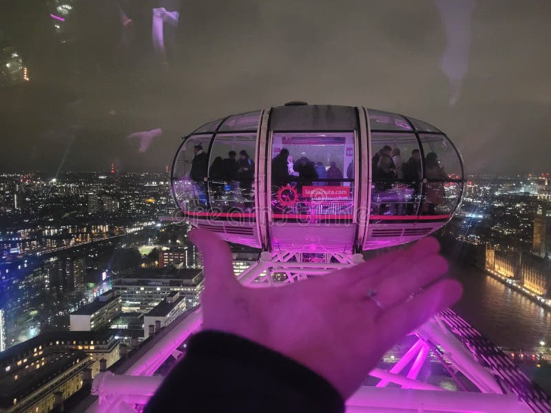 London eye pod holding editorial photo. Image of ferris - 236221851