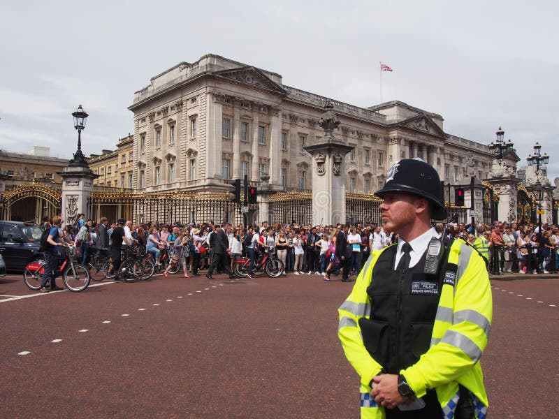 London editorial stock image. Image of london, queue - 89454469