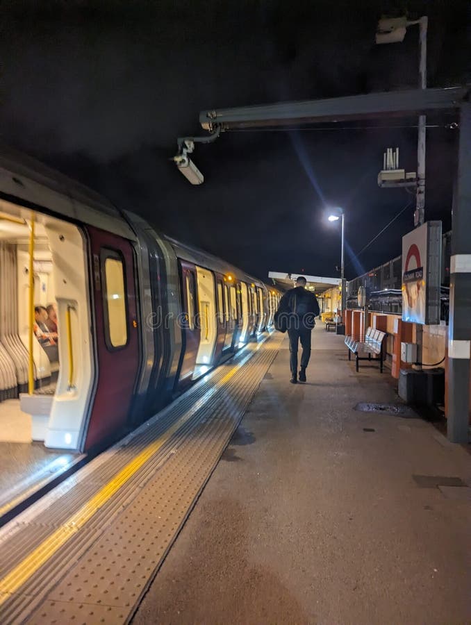 London Overground Platform at Night Editorial Photo - Image of platform ...