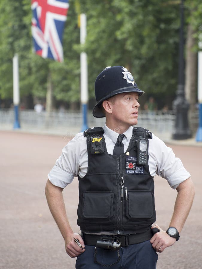London Policeman editorial photo. Image of service, uniform - 21409341