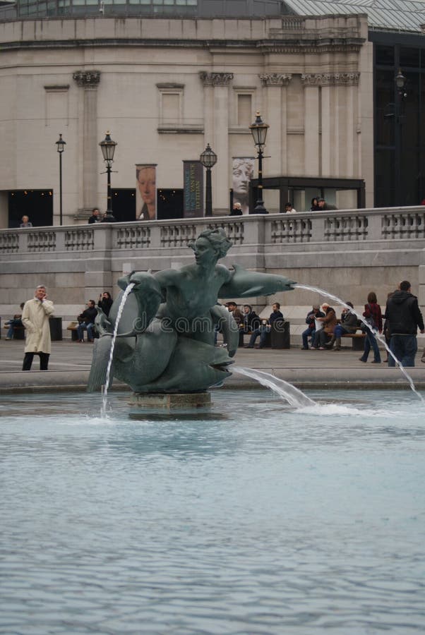In London: Trafalgar Square Fountain Editorial Stock Image - Image of ...
