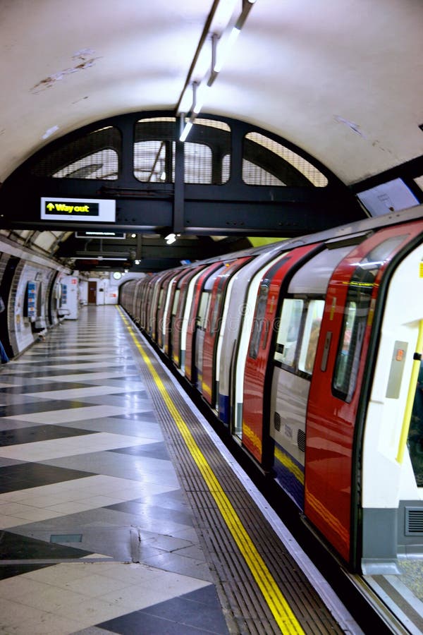 London underground Tube editorial photo. Image of public - 6806851