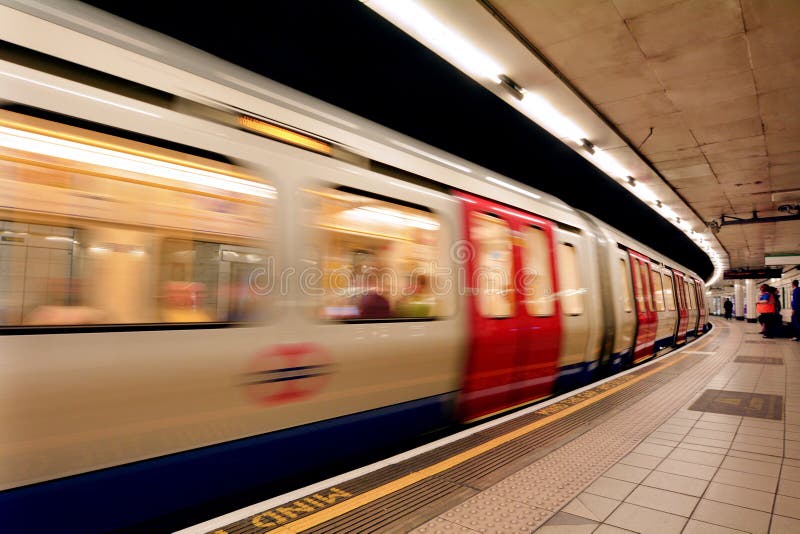 London Underground editorial stock image. Image of commuting - 55809939