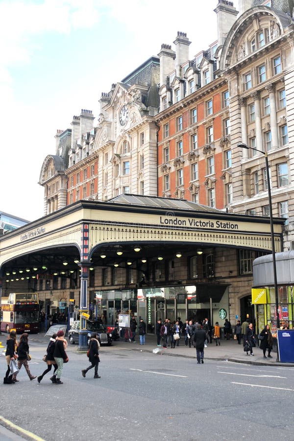 London Victoria Station editorial photo. Image of public - 26904951