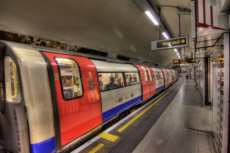 LONDYN, UK - Gennary 5, 2019: Camden Grodzka Stacja Metra W Londyn ...