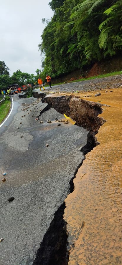 Long cracked road editorial photo. Image of road, landslide - 301686331