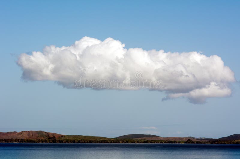 Long nuage blanc. photo stock. Image du nuage, bleu, horizon - 35499422