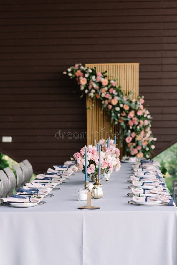 The Luxurious Design of the Wedding Celebration in the Restaurant with ...