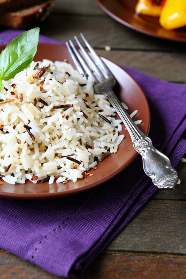 Le Riz à Grain Long Bouilli Dans Un Plan Rapproché Lilas De Cuvette Est ...
