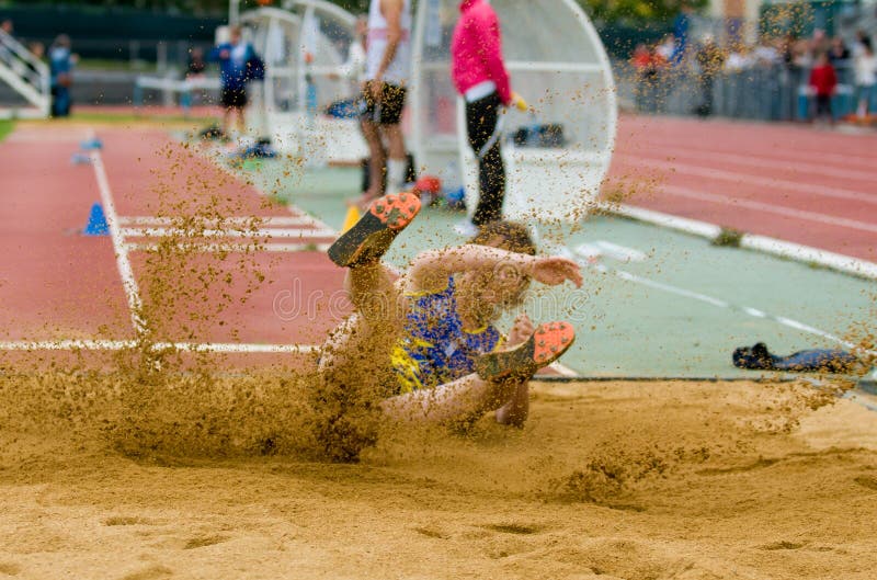 Long saut image stock. Image du sable, action, longtemps - 20227739