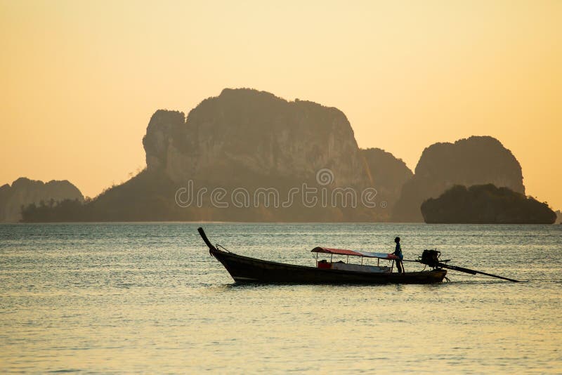 Longtail-Boot im Meer stockbild. Bild von meer, himmel - 39277227